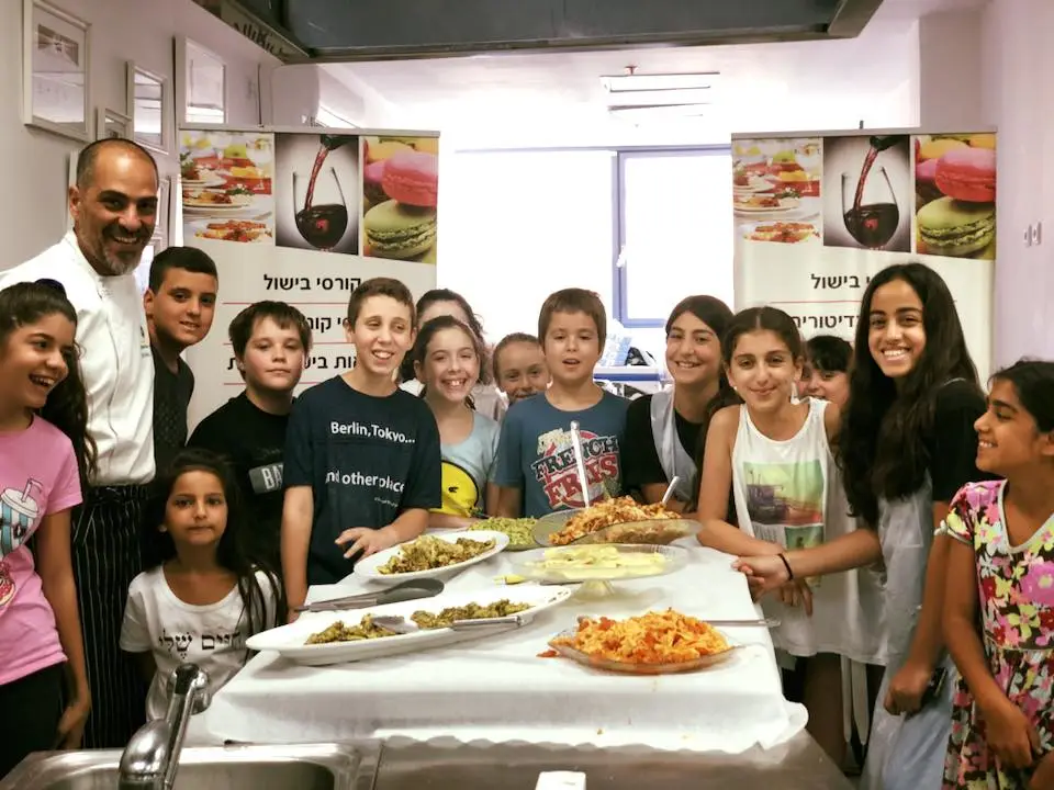 קורס בישול לילדים בבית הספר לבישול 'טעמים' בירושלים - קייט ופנאי